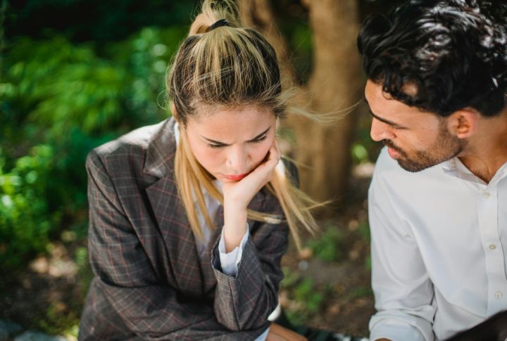 If Someone Doesn't Like You, They'll Show These 10 Signs