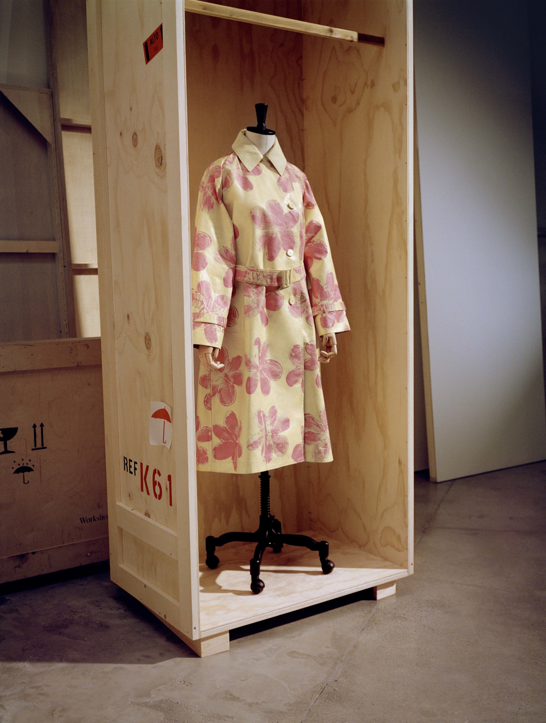 Da Weekend Max Mara cinque artiste rivisitano il trench coat