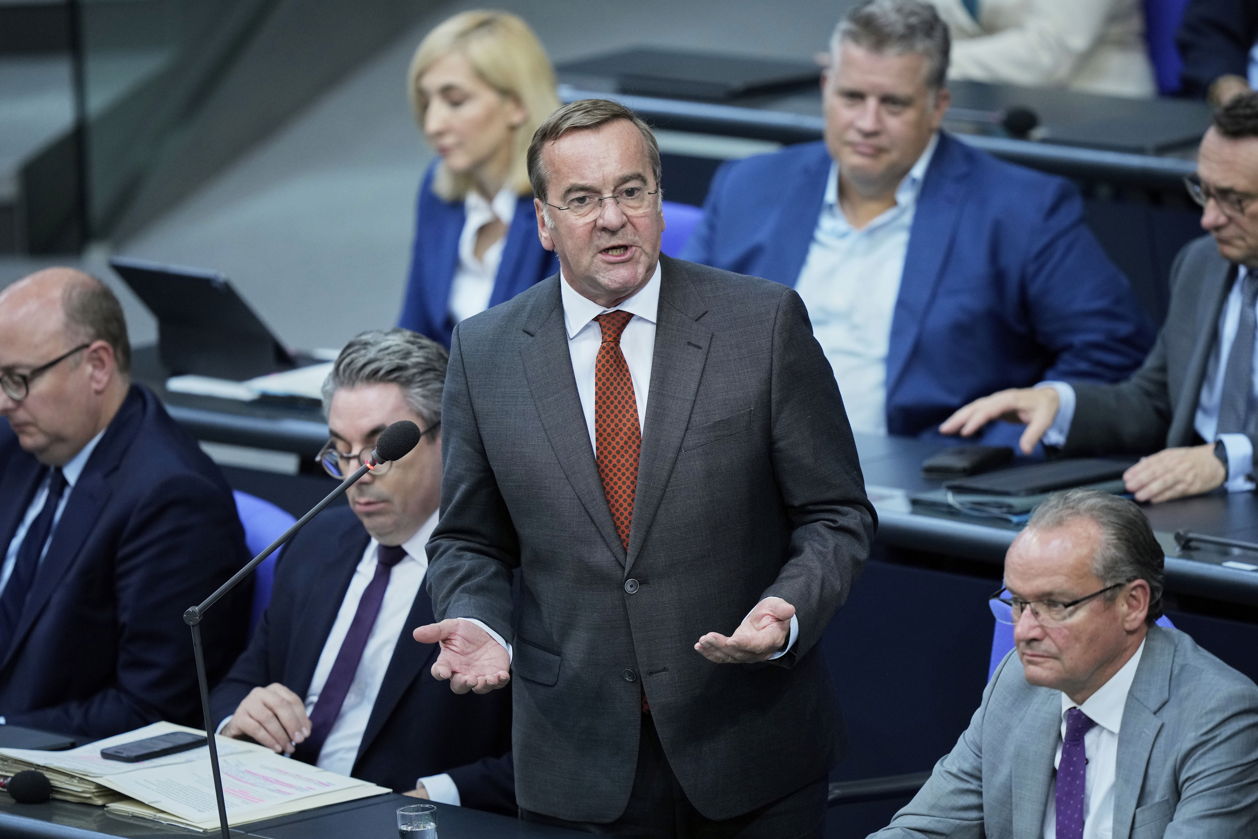 Tysklands forsvarsminister: Russisk fly fløy over tysk fregatt i Østersjøen