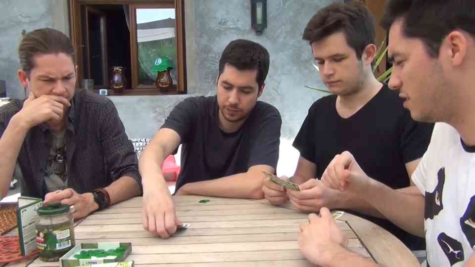 Pourquoi le jeu 5 cornichons est si drôle en famille
