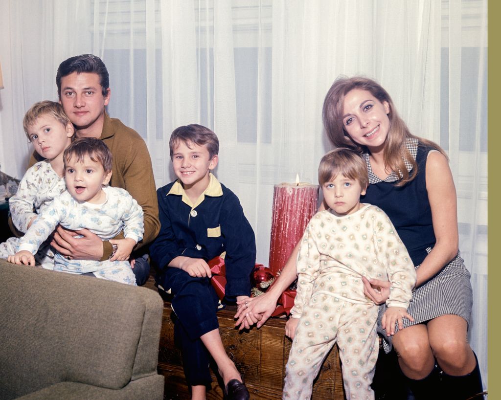 Luis Merlo rescata una emocionante foto de su infancia con sus padres ...