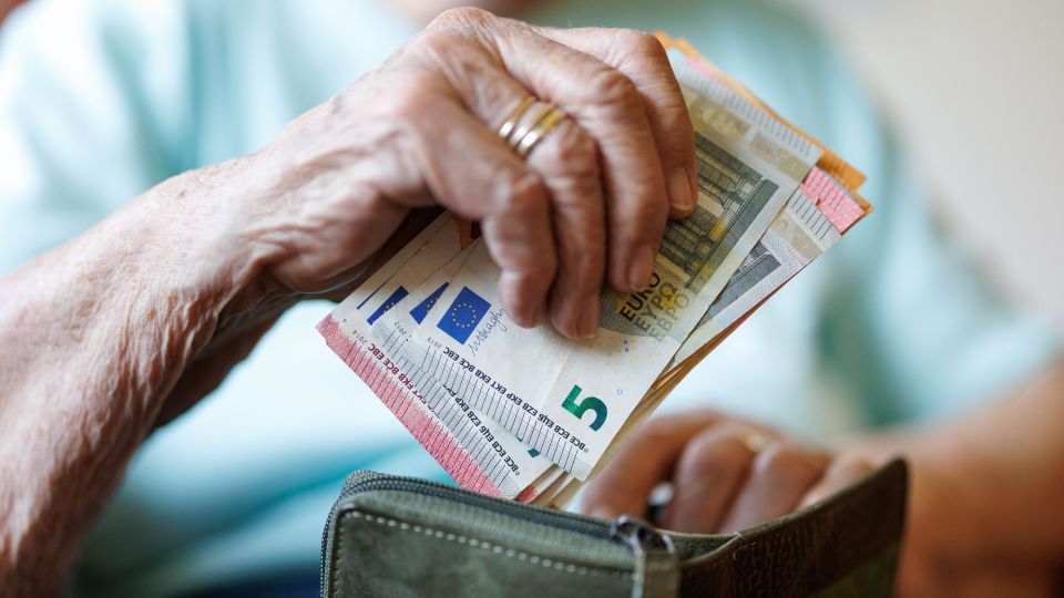‘Keep calm and carry cash’: Keep banknotes at home to prepare for ...