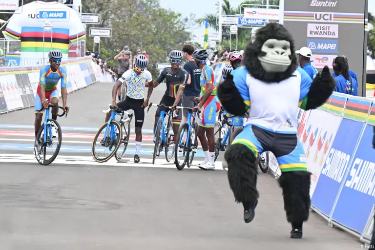 "Curious" Tom Dumoulin faced criticism after Rwanda trip: "Sometimes ...