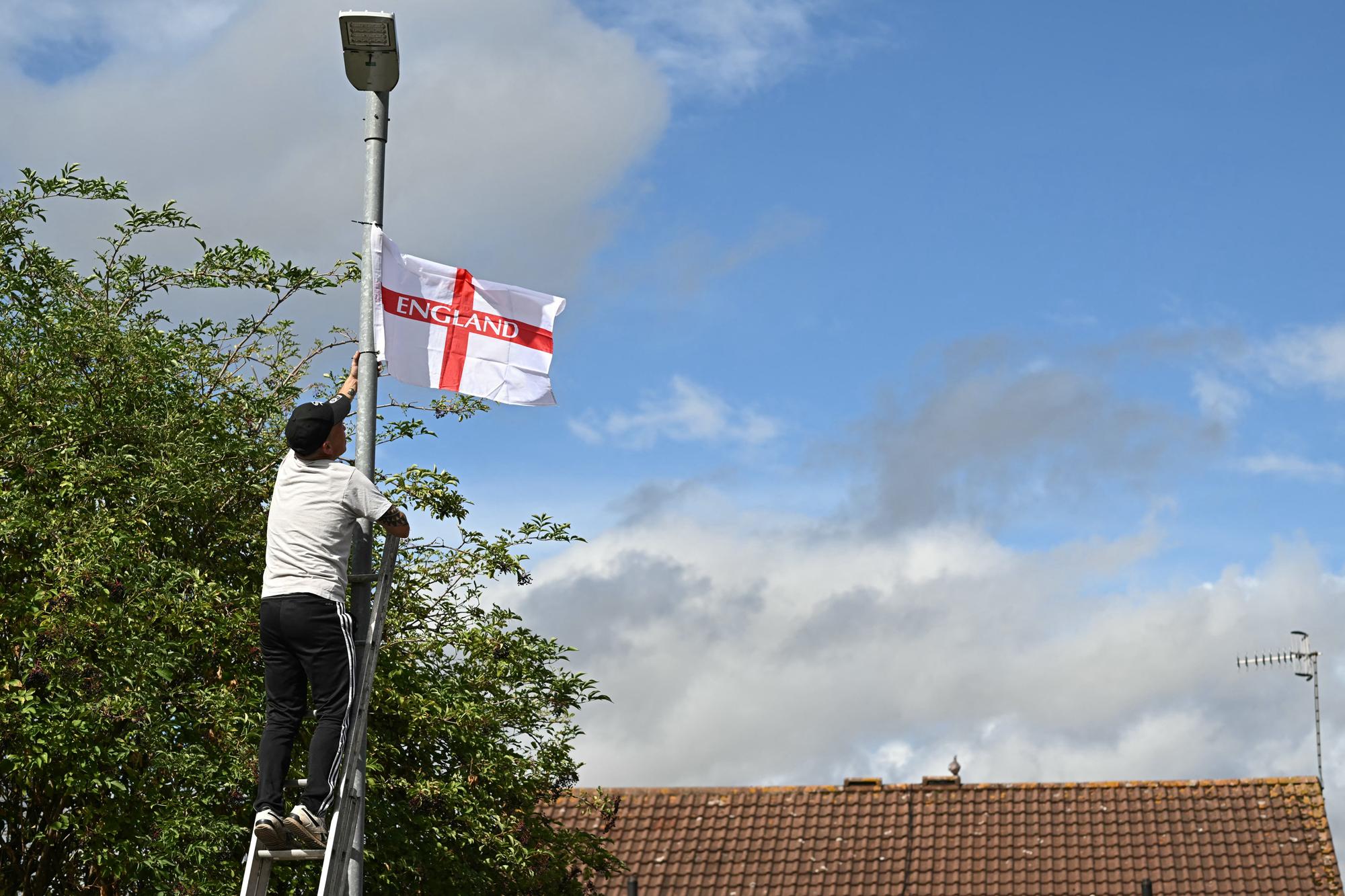 Luton Borough Council warns people against putting flags on lampposts