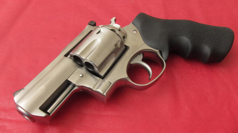 When a Pistol Is Built Like a Tank… and Shoots Like One Too