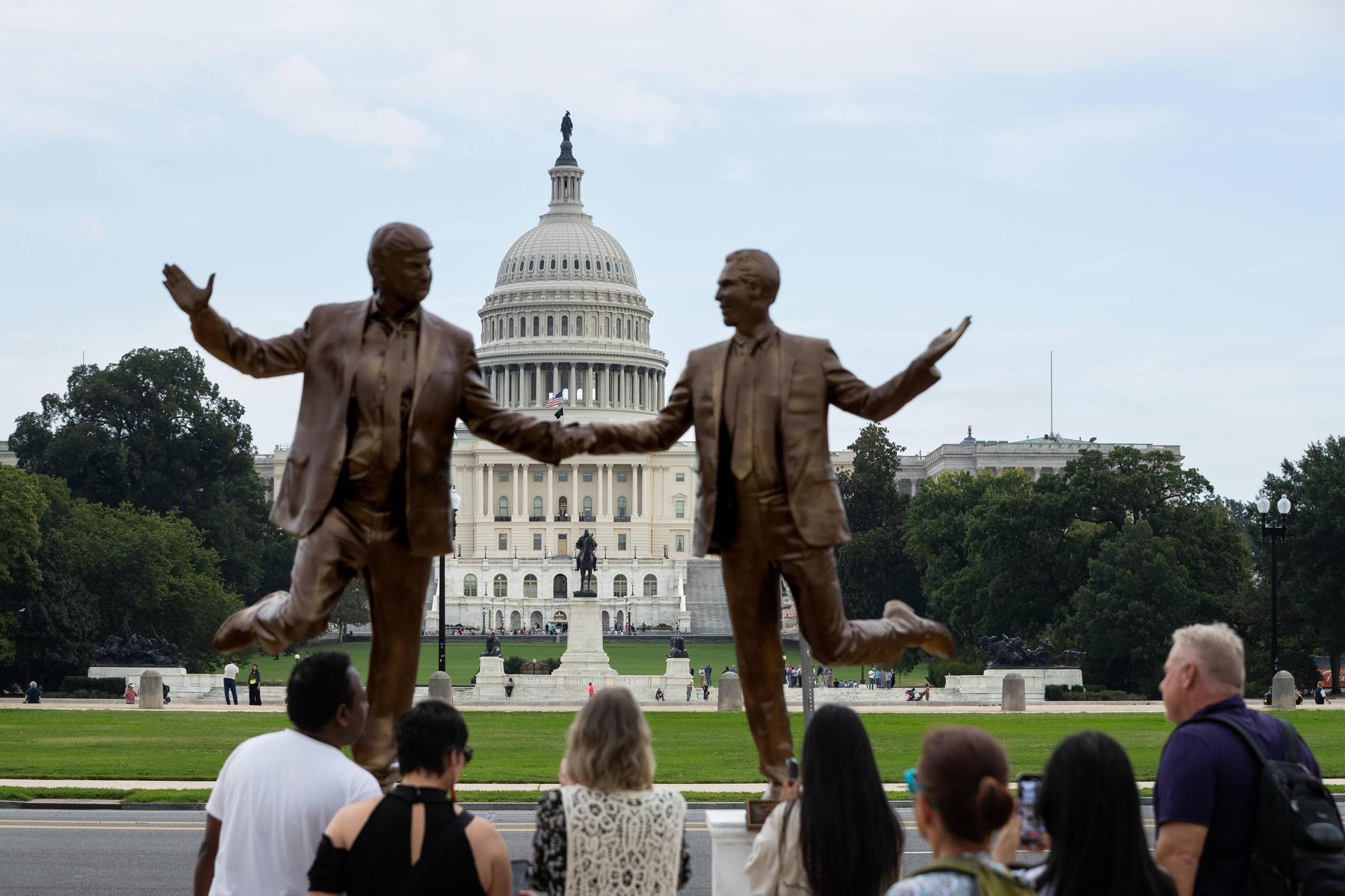 Statue zeigt Trump und Epstein Hand in Hand vor Kapitol in Washington