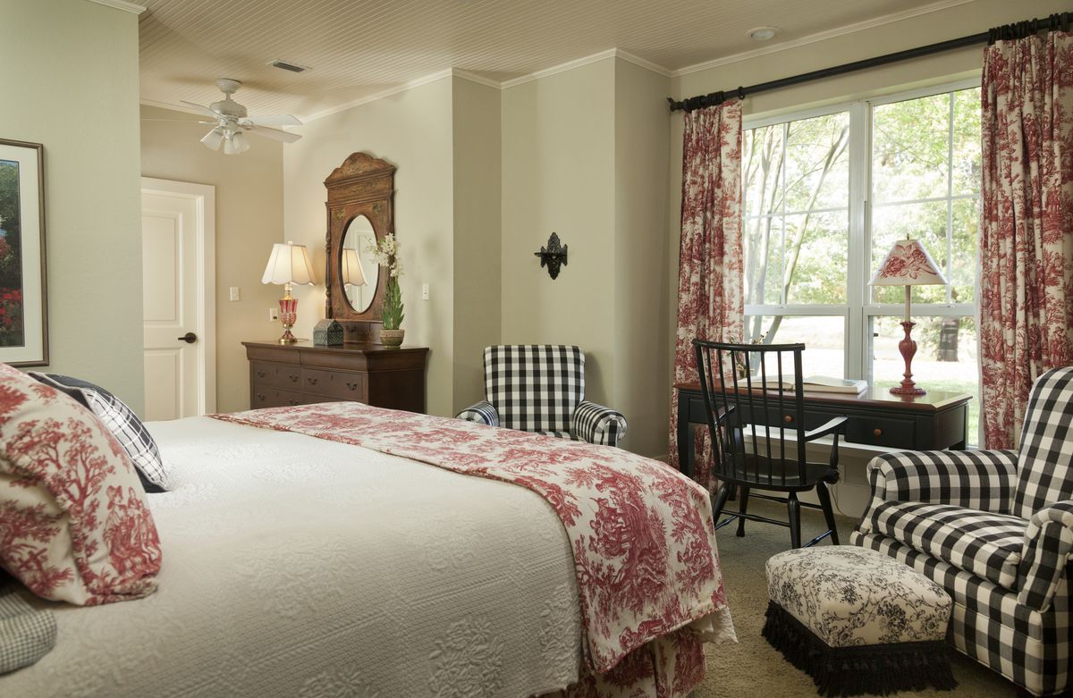 Experts share 9 travel safety tips for hotel stays