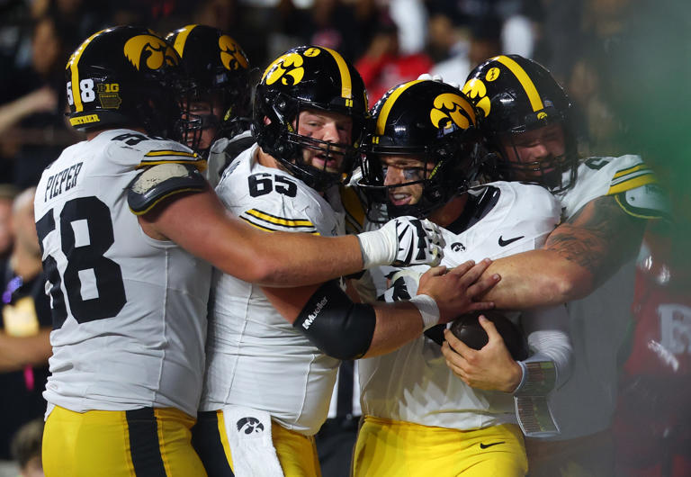 Iowa football feeding off leadership from QB Mark Gronowski, embracing ...