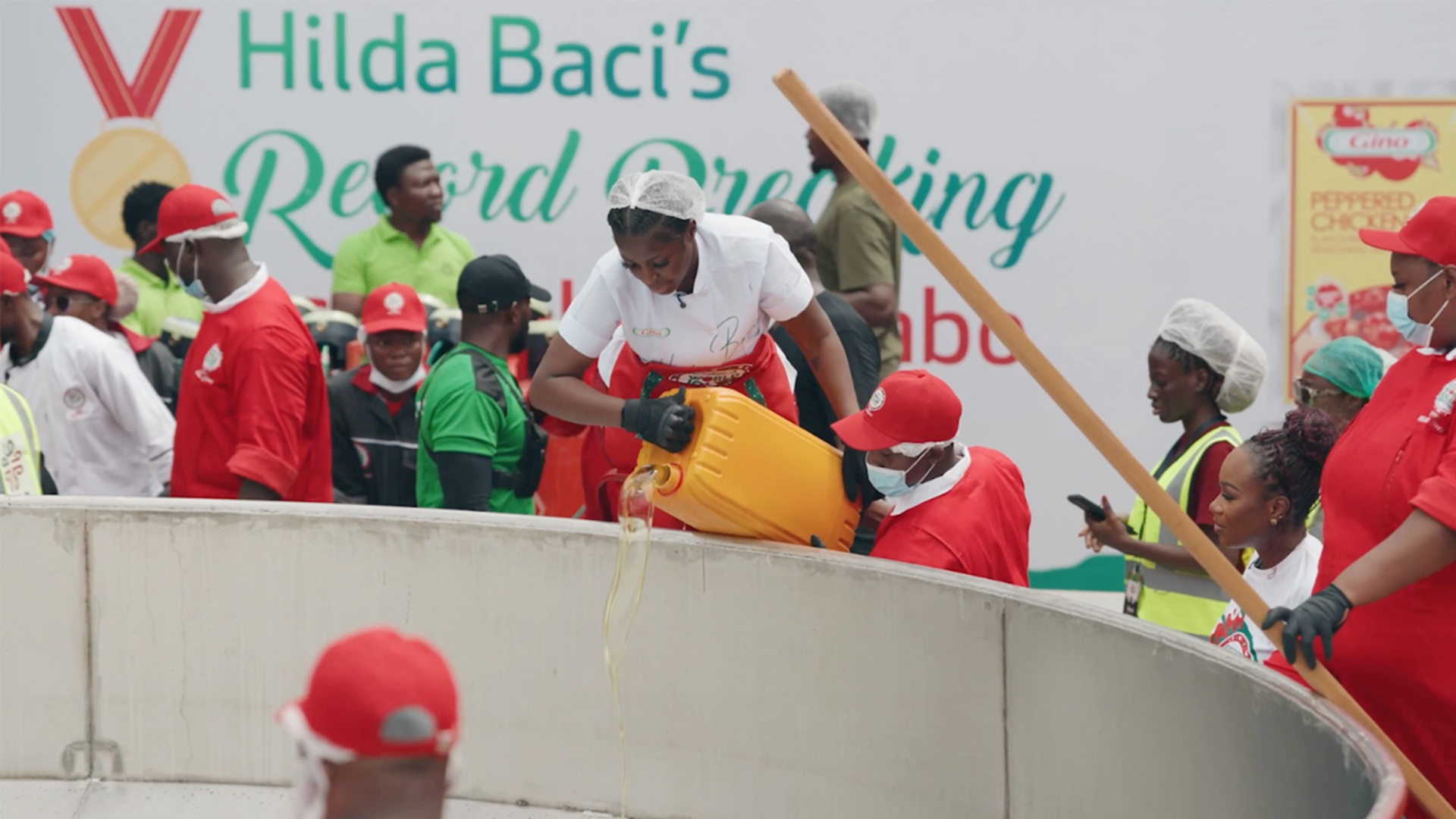 Largest serving of Nigerian style jollof rice - 8,780 kg (19,356 lb 9 ...