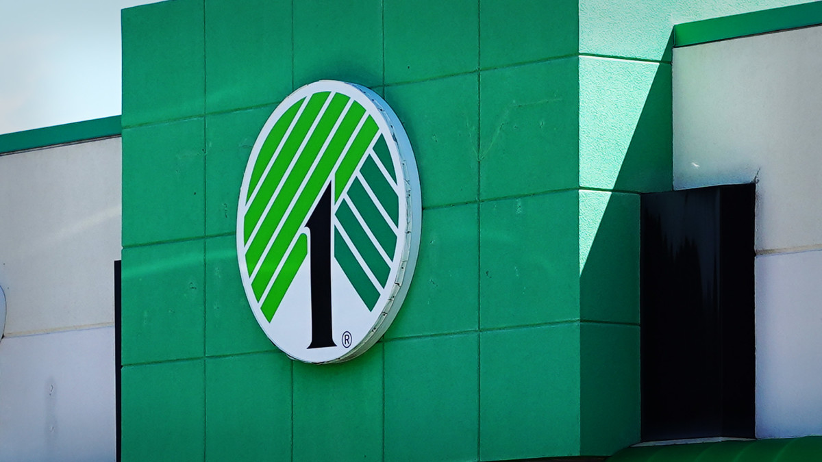 Is Dollar Tree open on New Year's Day?