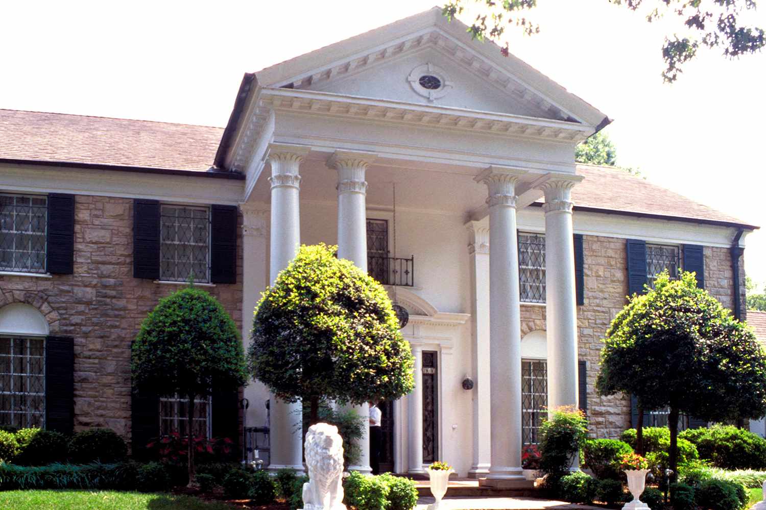 Mo. Woman Who Tried to Sell Elvis Presley's Graceland for Millions of ...