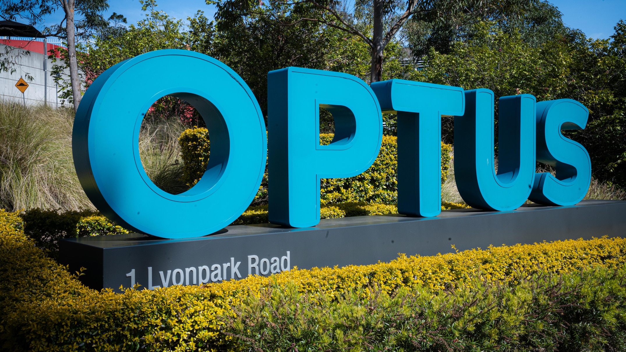 Two senior Optus executives depart as scrutiny over recent major triple ...
