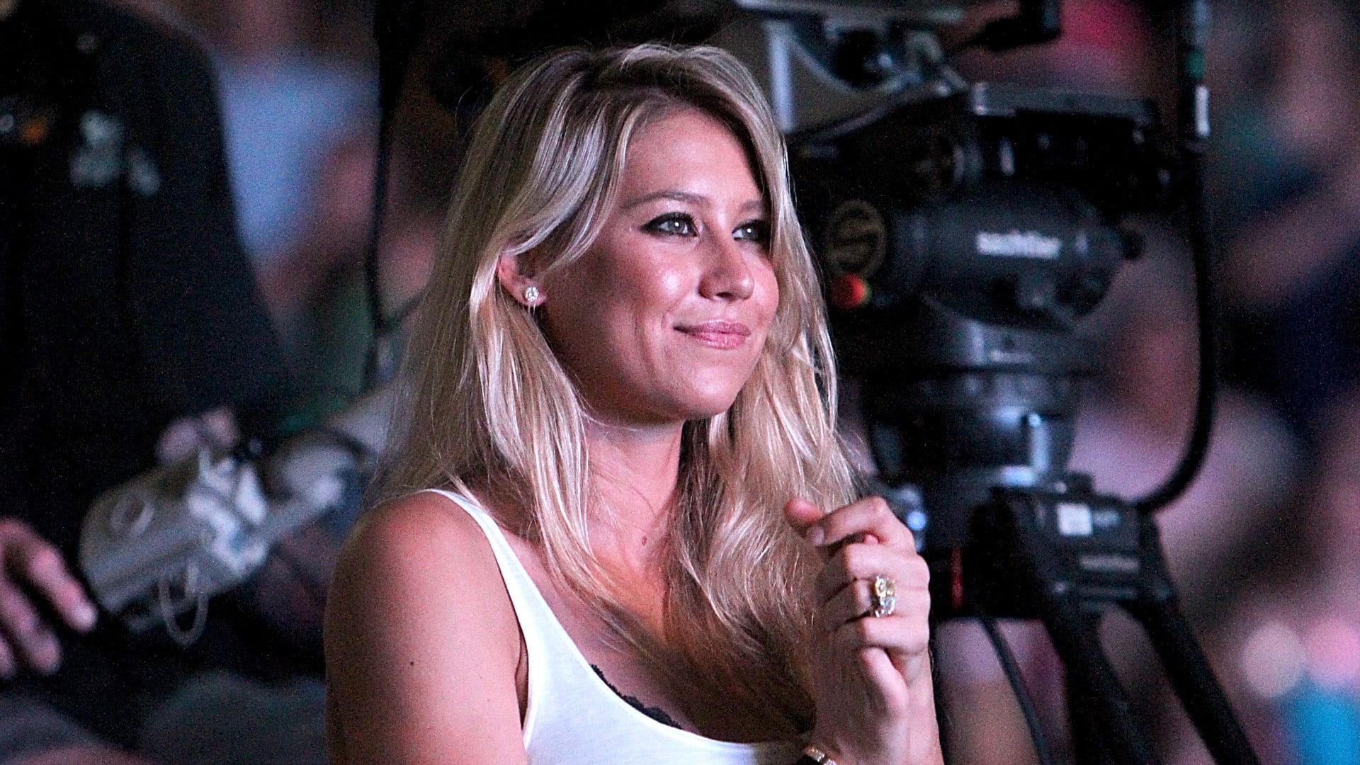 Anna Kournikova shows off baby bump and reveals how far along she is