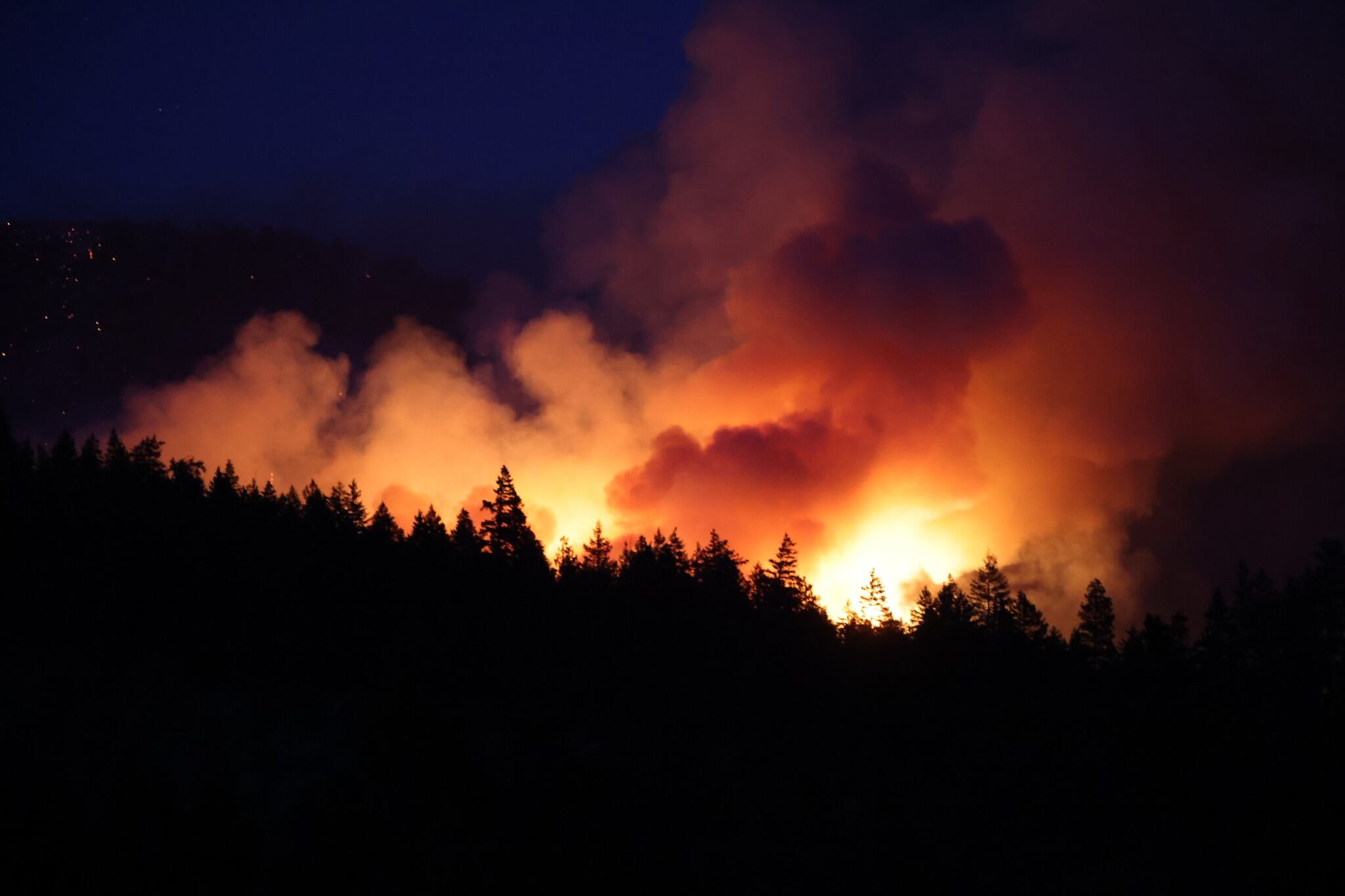 Fires in Chelan County burn over 40,000 acres, crews prepping for Red ...