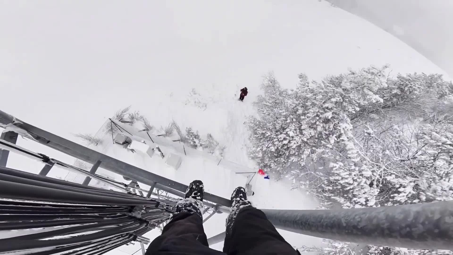 Je réalise des sauts dans la neige depuis une antenne ! ️
