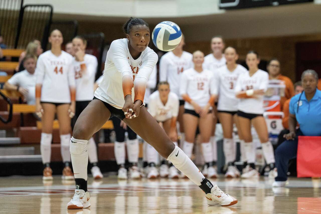 Live updates: No. 2 Texas volleyball opens SEC play against Vanderbilt