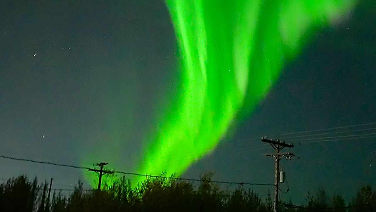 Alaska resident opens door to a stunning aurora display