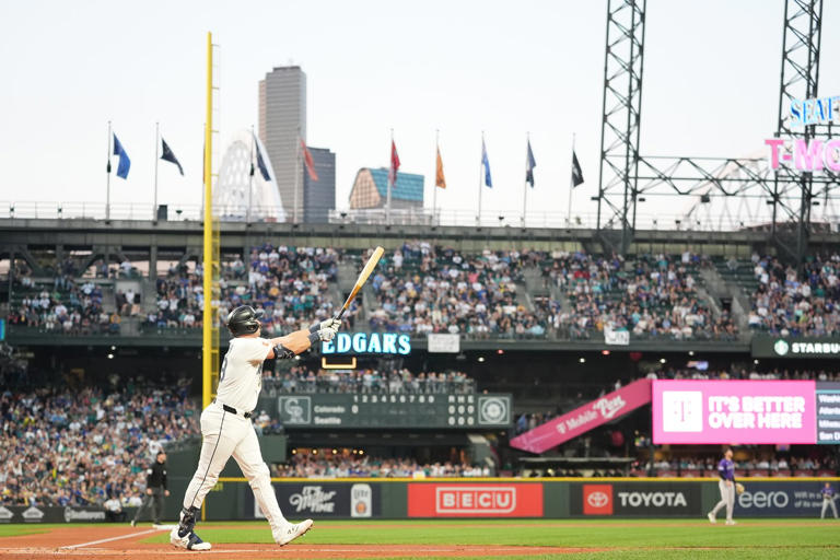 Cal Raleigh hits his 60th home run of the season, becoming the 7th MLB ...