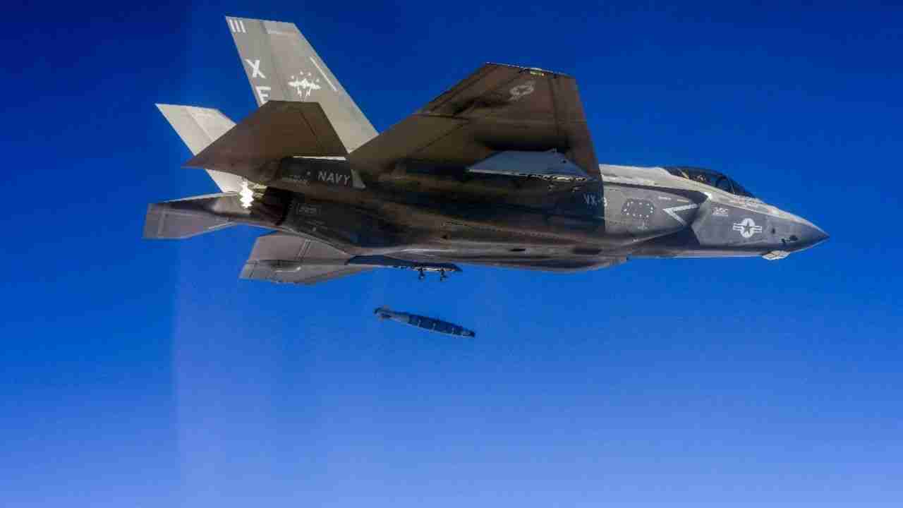 USA forsøker å skyte ned iranske droner med laserstyrte bomber etter ...