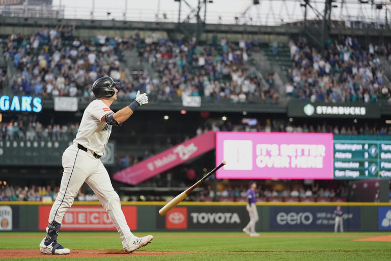 Cal Raleigh hits his 60th home run of the season, becoming the 7th MLB ...