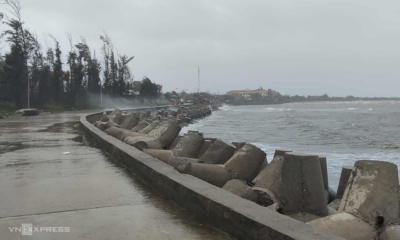 Typhoon Ragasa weakens, set to hit northern Vietnam with strong winds ...