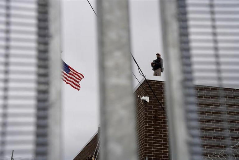 ICE fires anti-crowd projectiles at Chicagoans aiming to shut down ...