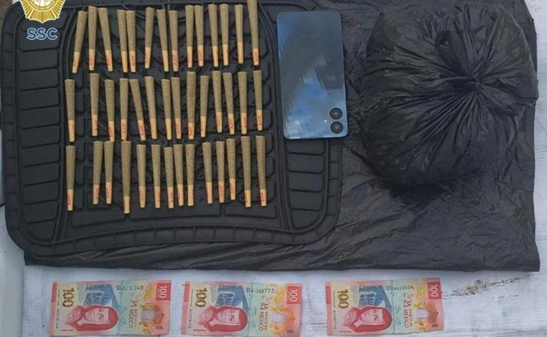 Caen Dos Hombres Con Cigarros De Marihuana Y Yerba A Granel En