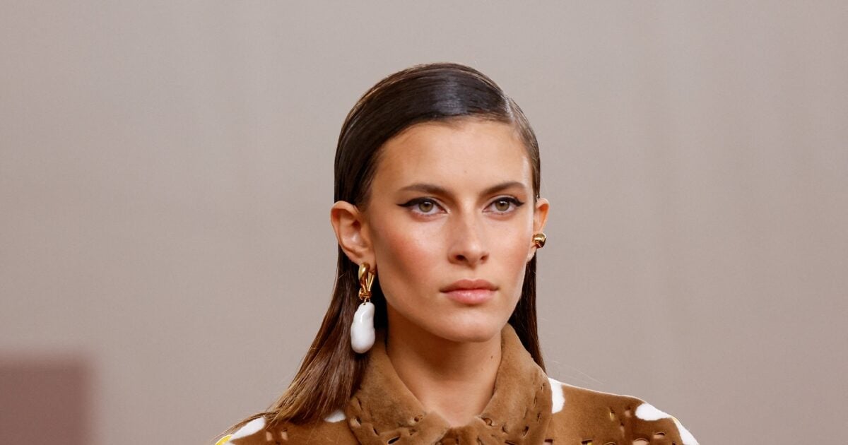 Fendi SS26: Λαμπερά μαλλιά, έντονη πλαϊνή χωρίστρα και ρετρό winged ...