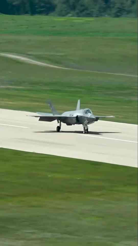 F-35 Fighter Jet - Runway Landing in Action!