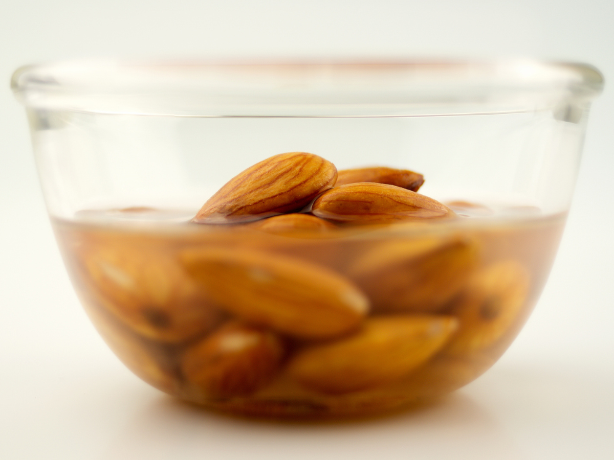 4 things that happen when you eat soaked almonds every morning