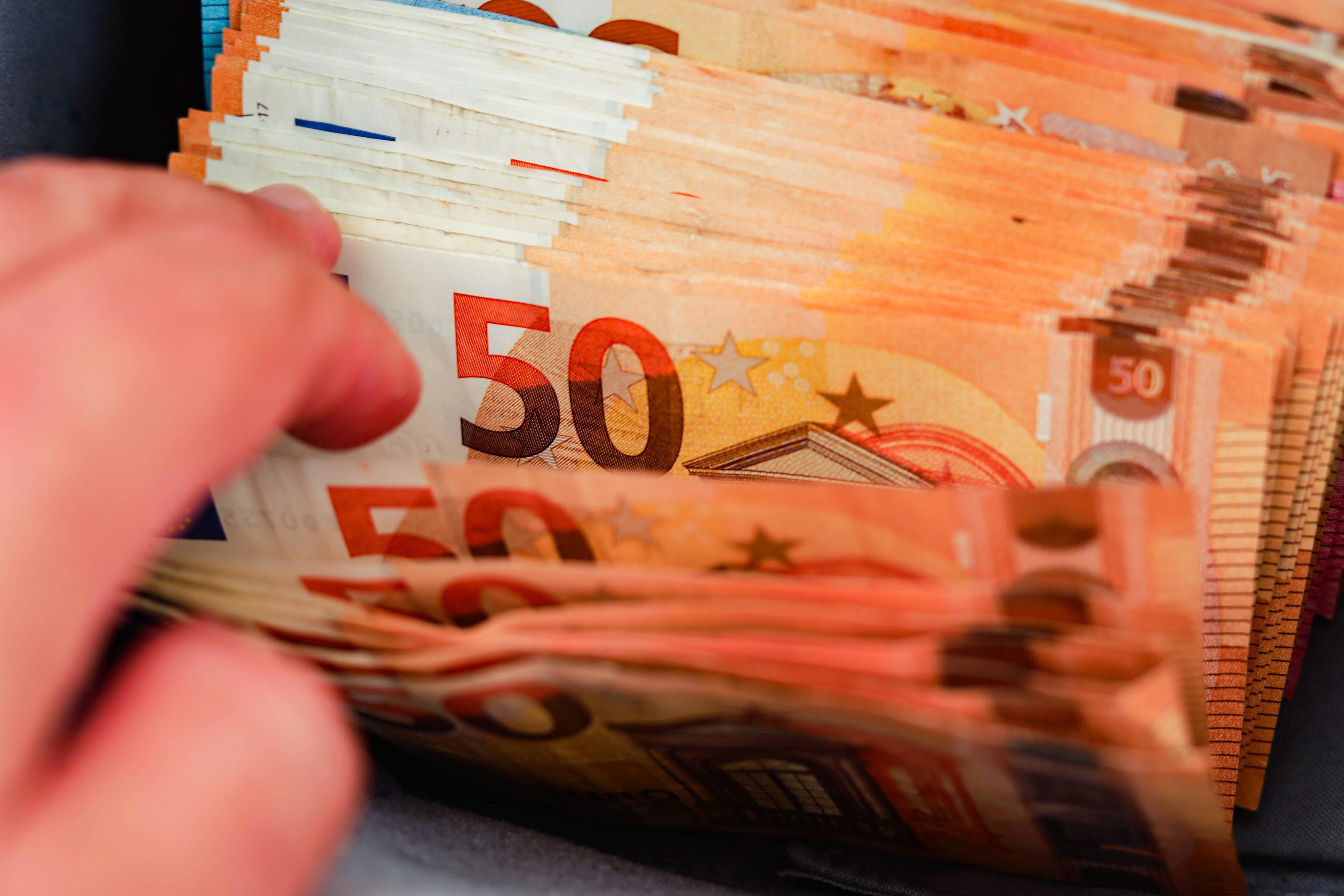 «Garder son calme… et du cash» : la BCE appelle les Européens à ...