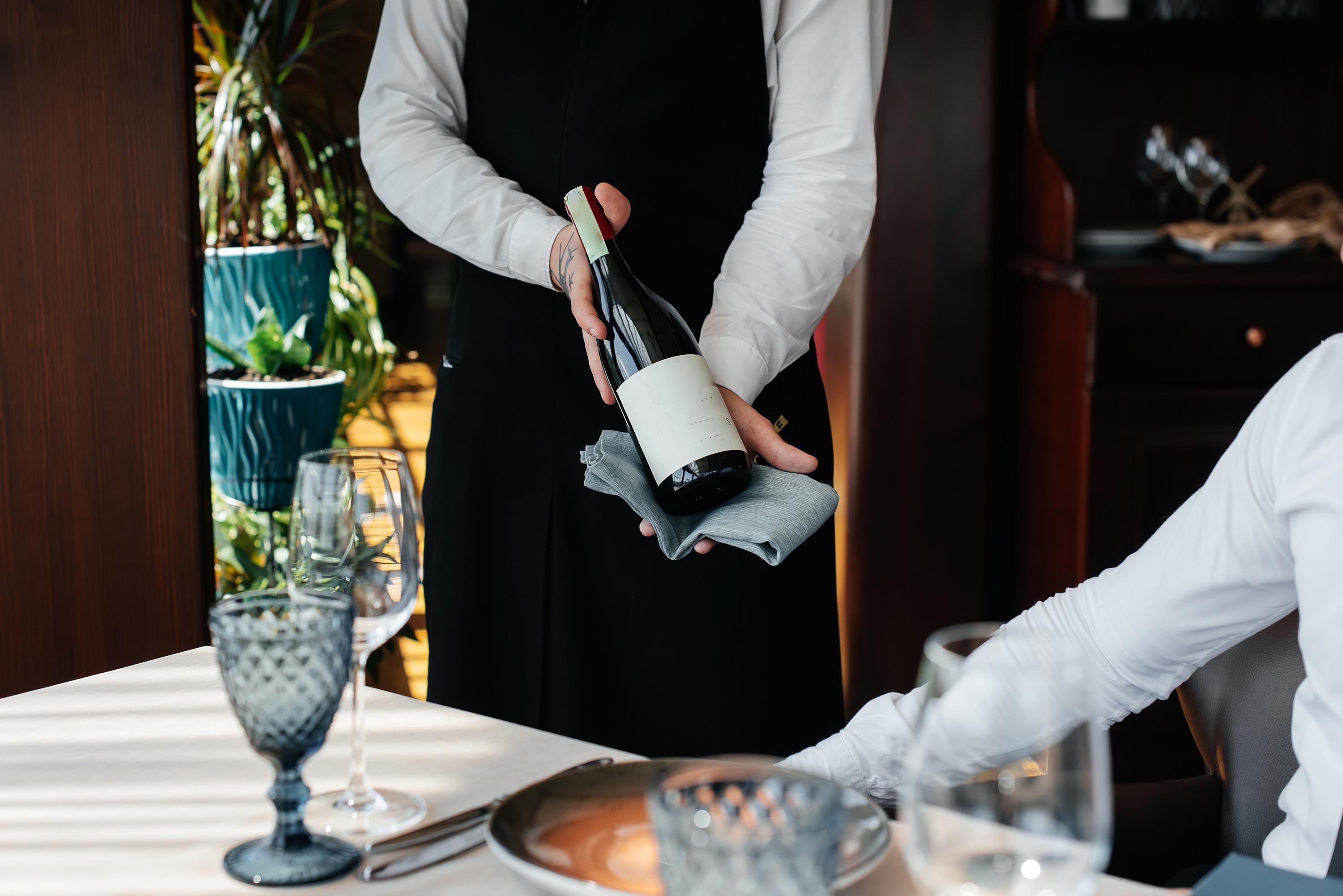 Pourquoi les sommeliers étoilés servent des vins conventionnels… et ...