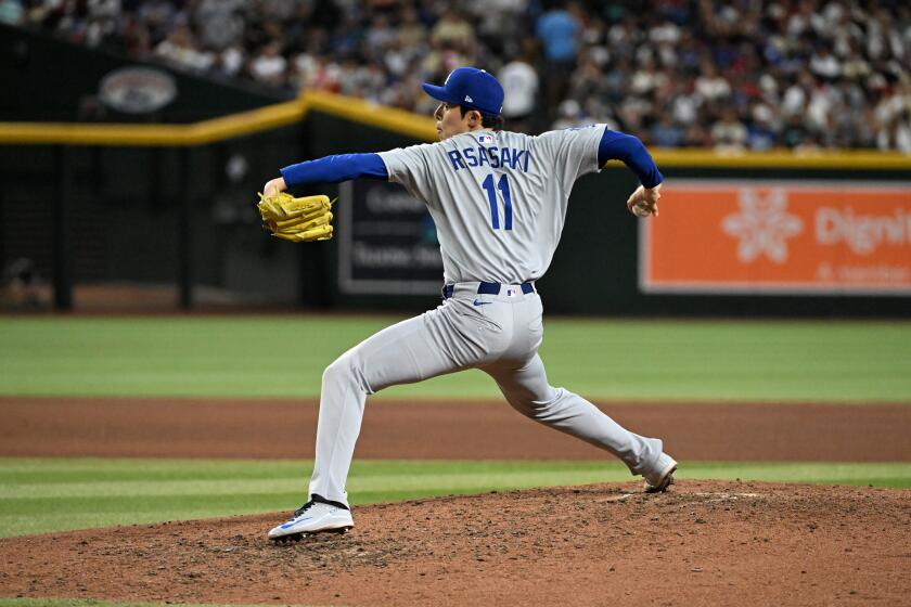 Los relevistas Roki Sasaki y Clayton Kershaw ayudan a los Dodgers a ...