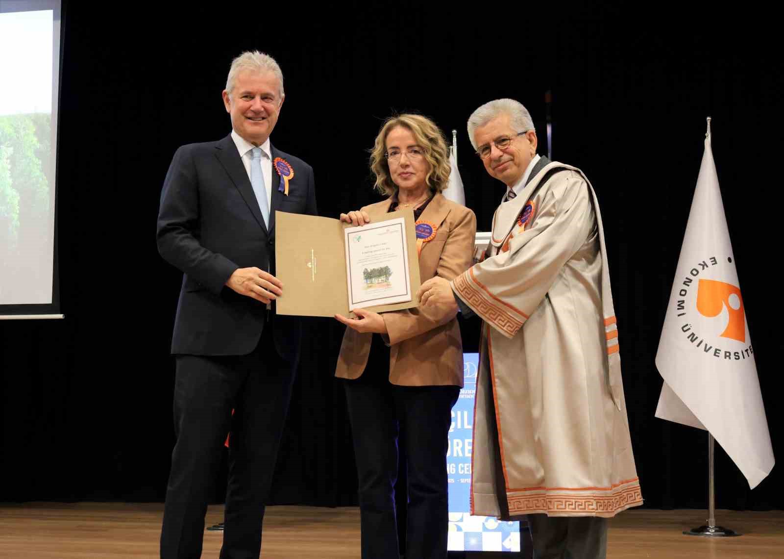 İzmir Ekonomi’den yeni döneme ‘merhaba’