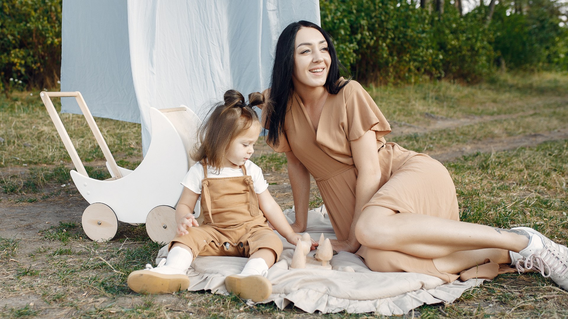 What you don't know about "beige moms," the criticized mothers