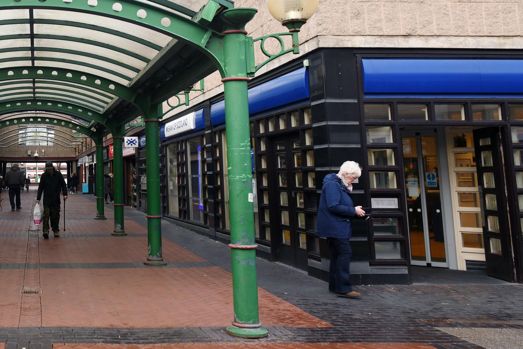 Money walks: Customers say goodbye to the last bank in Grangemouth