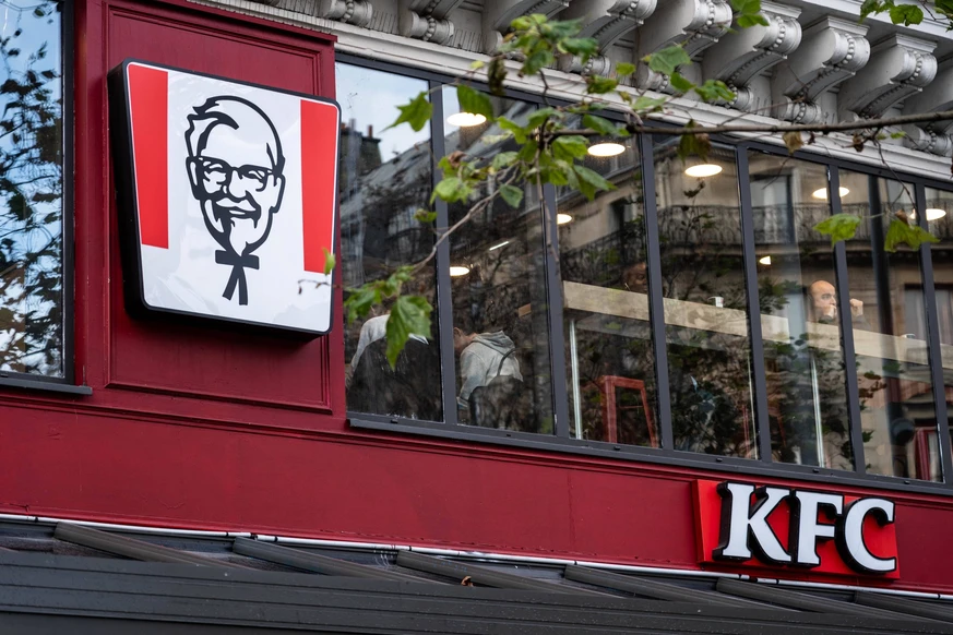 Mort mystérieuse après 30 heures dans les toilettes d'un KFC