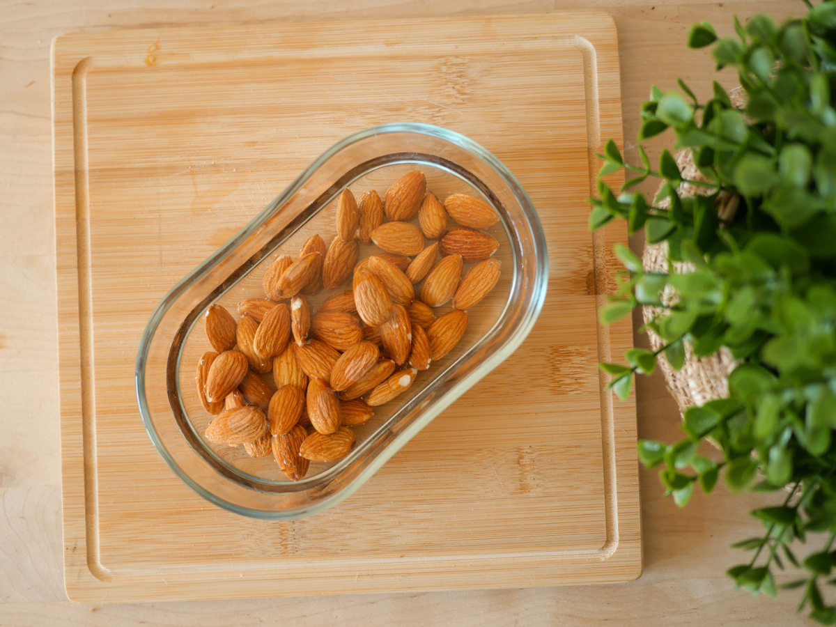 4 things that happen when you eat soaked almonds every morning