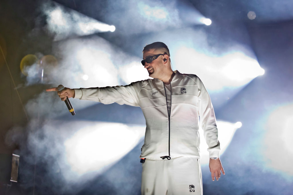 Haftbefehl ruft „Ich bin clean“ bei Konzert in Osnabrück ins Publikum