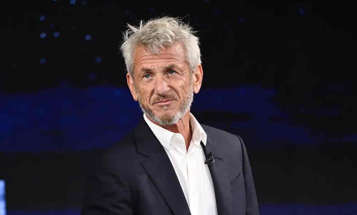 Sean Penn reveals he used to box with Bob Dylan