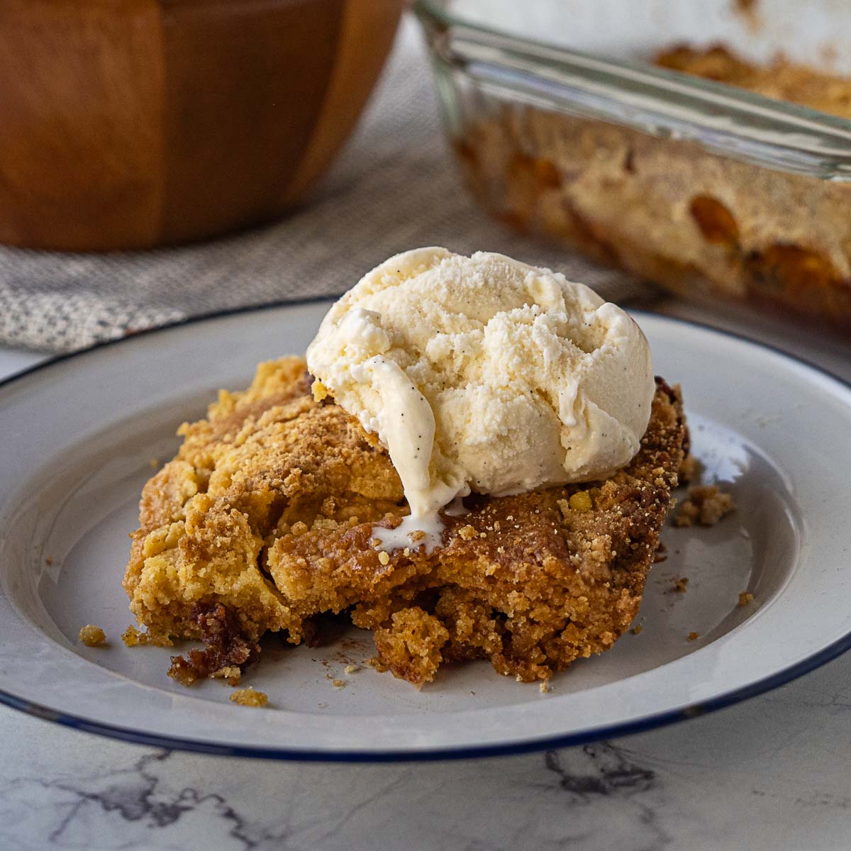Irresistible Apple Dump Cake with Cinnamon and Fresh Apples