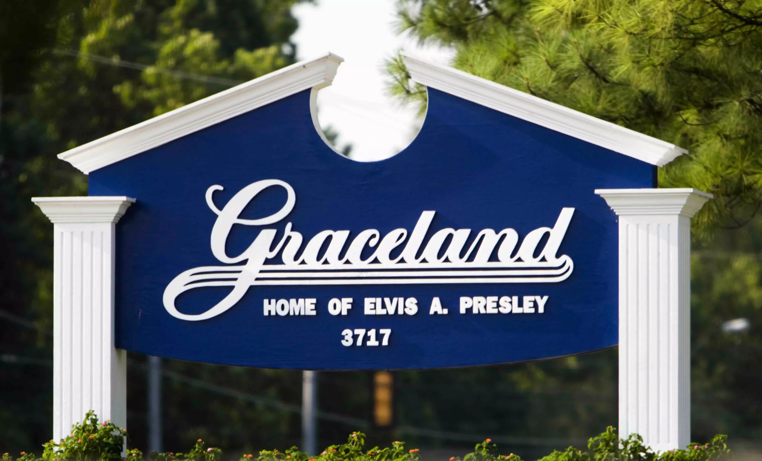 Frau, die versuchte, Elvis’ Graceland zu verkaufen, zu mehr als vier ...