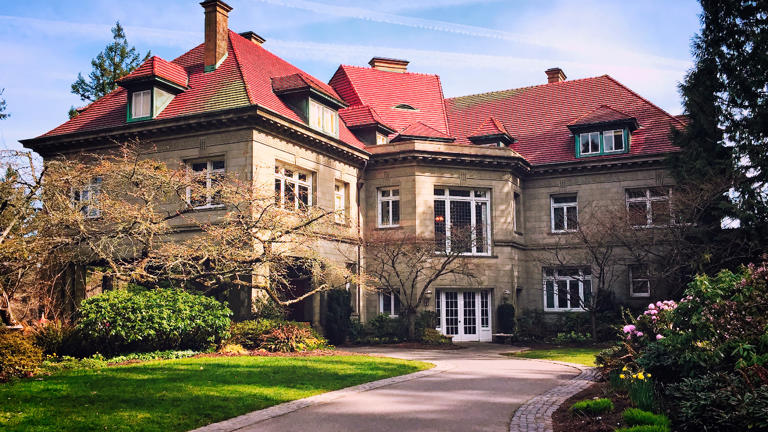 Oregon castles and mansions open for tours in 2025