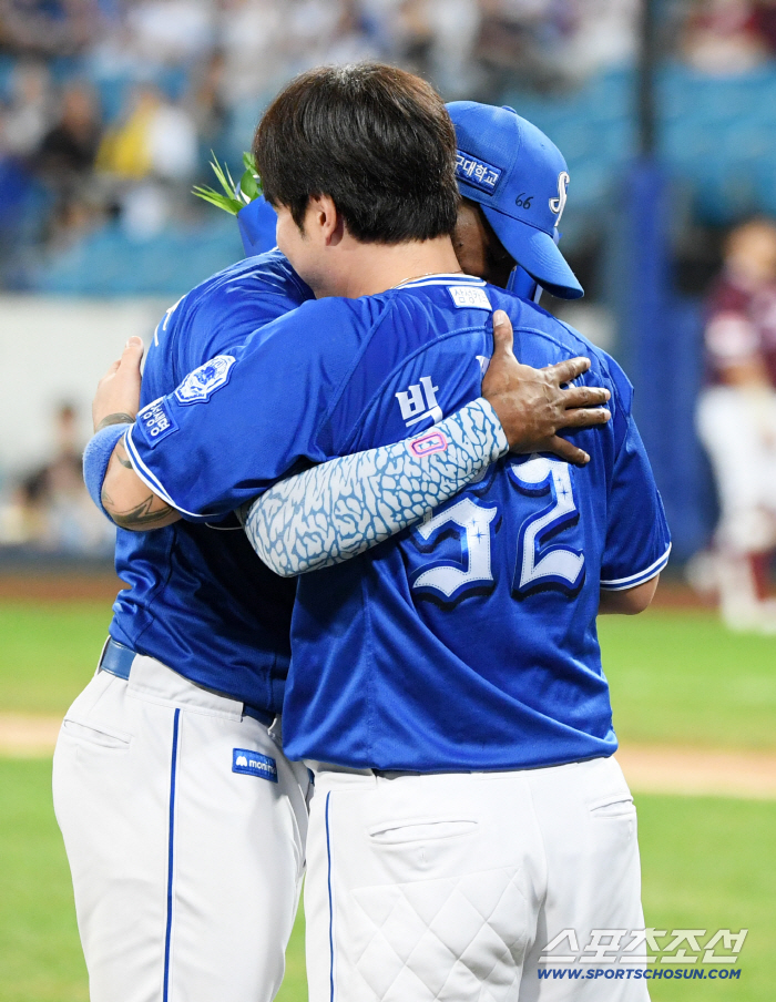 Diaz Park Byung-ho's historical moment, a hot hug