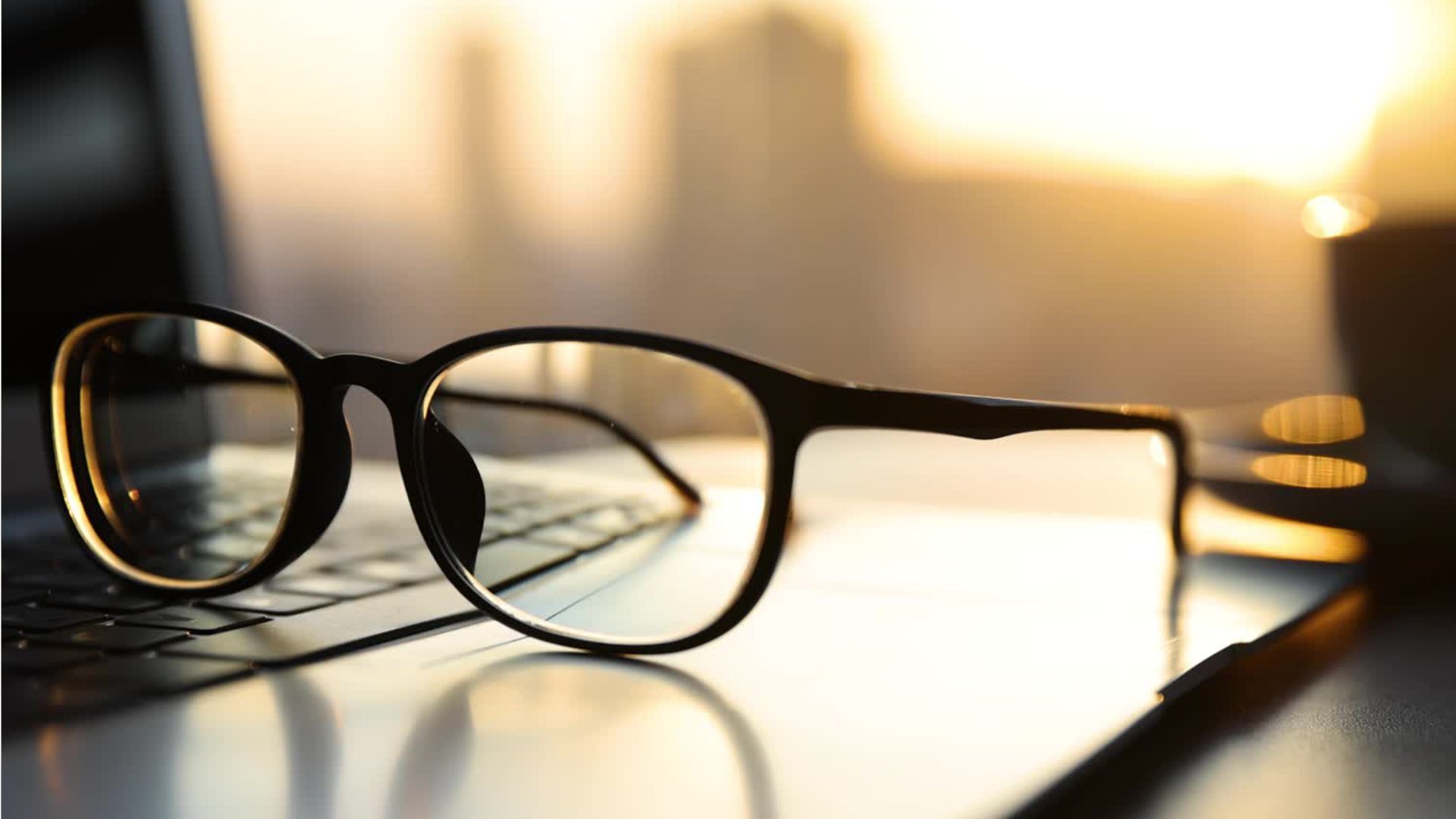 Arbeitgeber zahlt: Was man zur Bildschirmbrille wissen muss