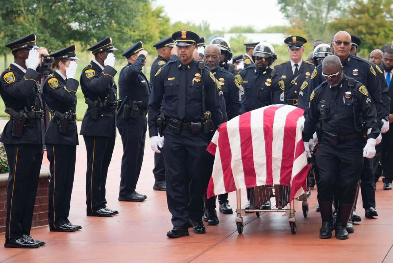 Mourners gather for HPD senior officer Alex Roberts' funeral