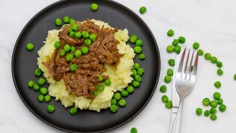 You are probably eating peas incorrectly, according to etiquette coach