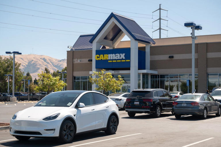 Auto Industry Is Flashing a Warning Sign on U.S. Economy