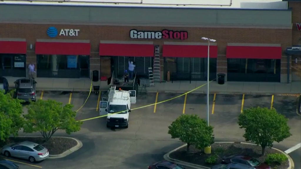 Crash-and-grab burglary targets GameStop store in Hillside, Illinois