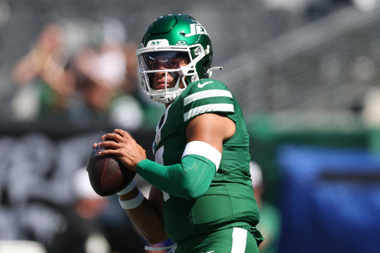 Jets Predicted to Cut Ties With QB Justin Fields Amid Rumors